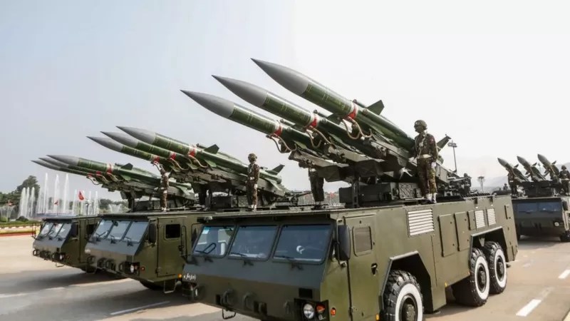 যুদ্ধ: সামরিক সামর্থ্য বাড়িয়েই চলেছে মিয়ানমার, এত অস্ত্র পায় কোথা ...